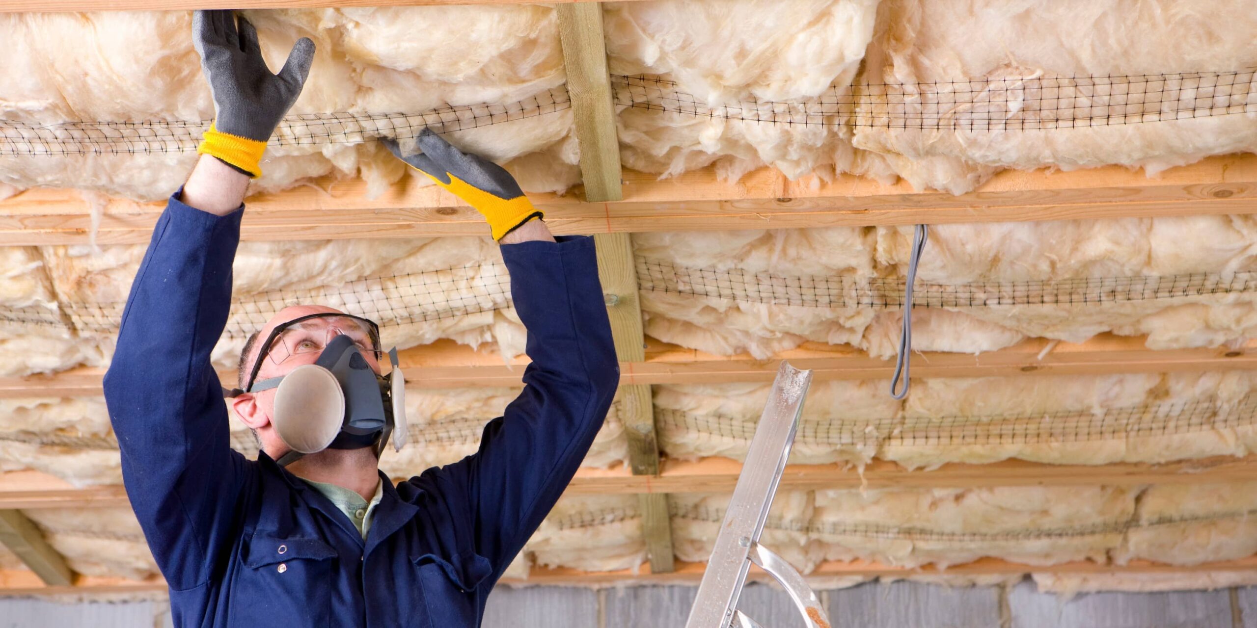 Houtskeletbouw isoleren: werkwijze & materialen [+ Prijs]