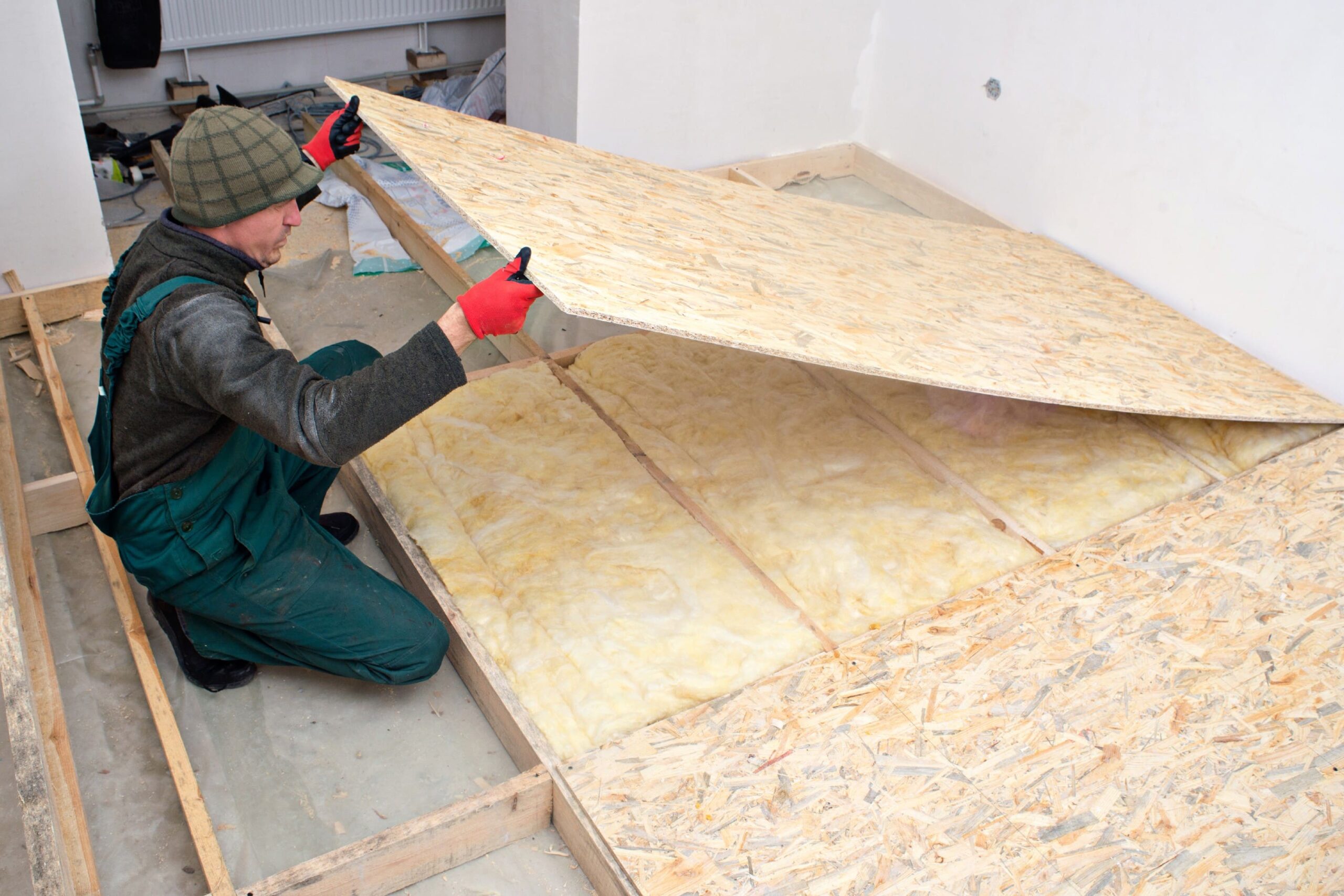 Houtskeletbouw isoleren: werkwijze & materialen [+ Prijs]