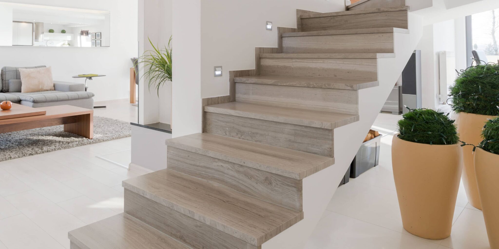 Betonnen trap: Ter plekke storten of prefab, bekleden & prijs